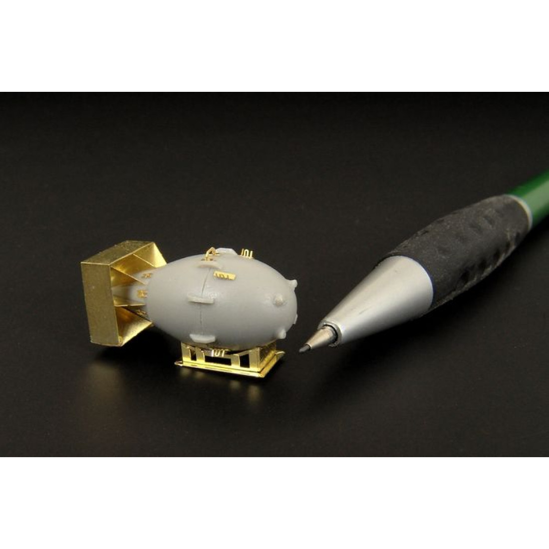 Brengun BRL144079 1/144 Fat Man - A bomb Resin-PE kit of U.S. atomic ...