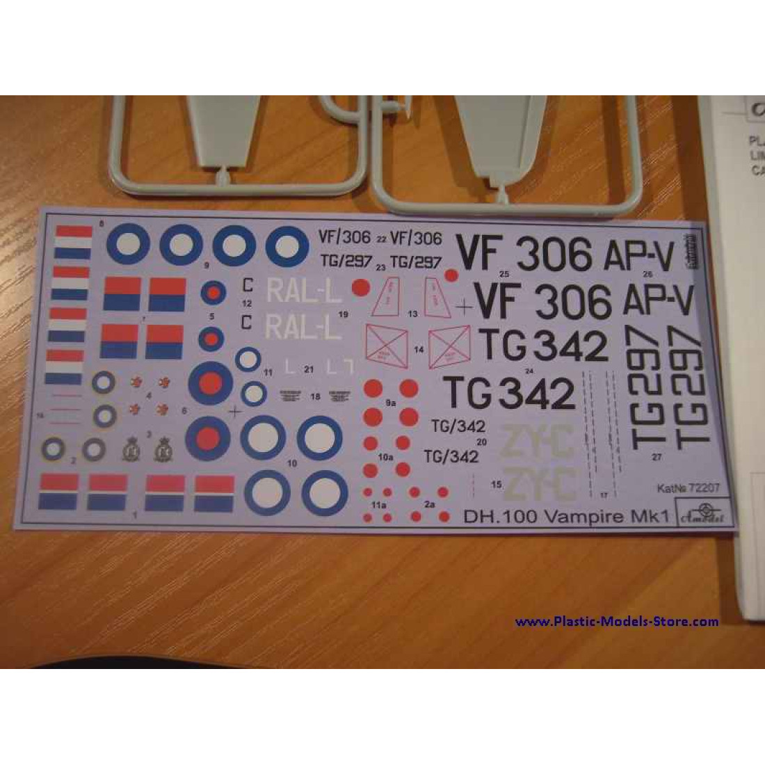 De Havilland D.H.100 Vampire Mk1 RAF jet fighter 1/72 Amodel 72207 ...