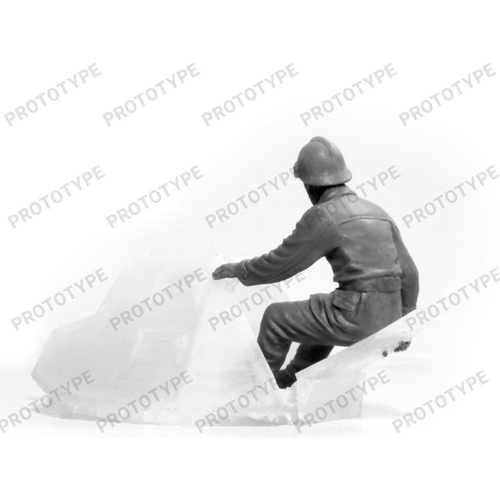 ICM 35338 - 1/35 - FCM 36 with a French tank crew scale plastic model ...