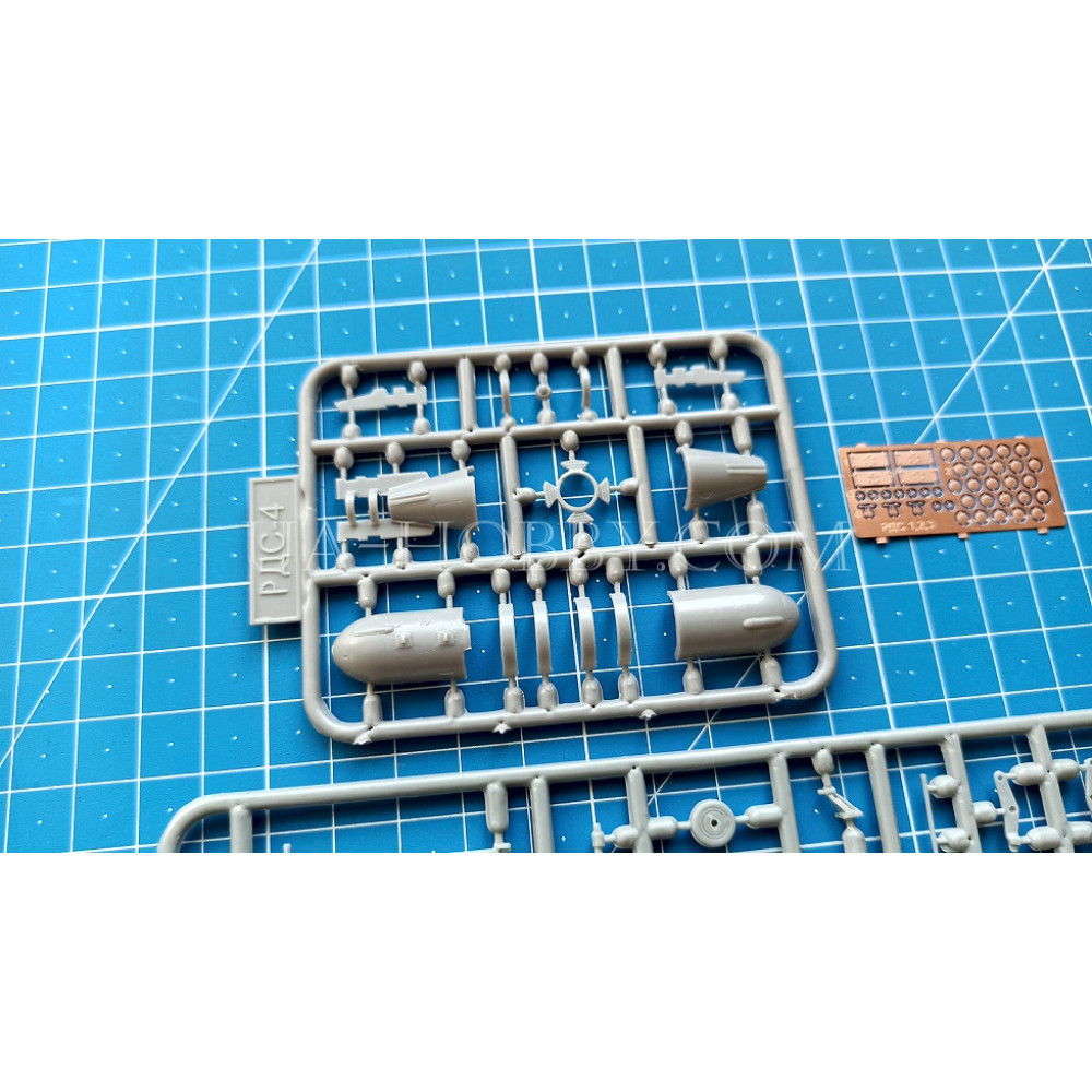 Amodel NA 72004 - 1/72 - Soviet atomic bomb RDS-4 "Tatyana" scale model ...