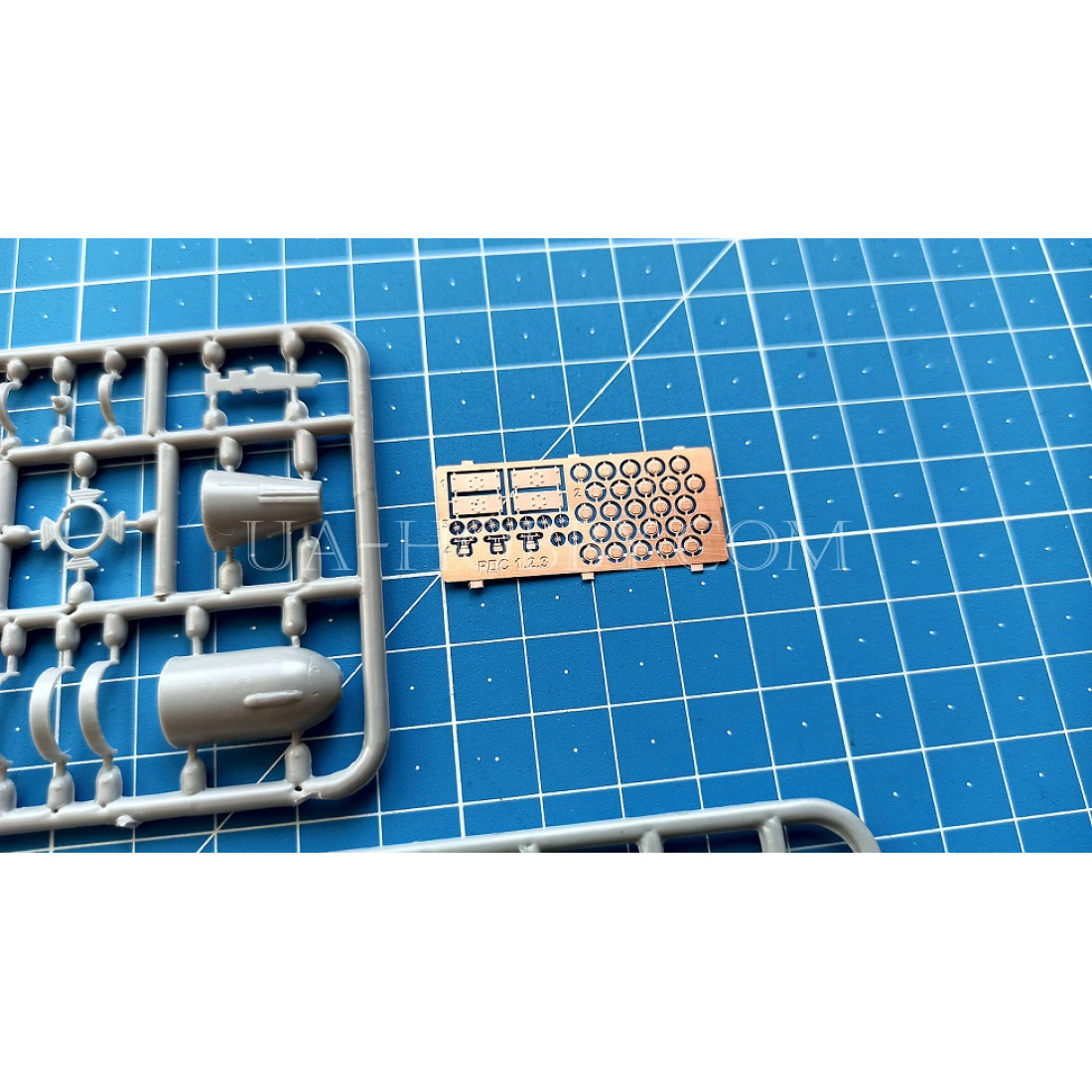 Amodel NA 72004 - 1/72 - Soviet atomic bomb RDS-4 "Tatyana" scale model ...
