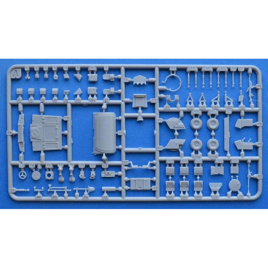 ACE 72420 - 1/72 VBL (Light Armored Car) short wheelbase. 7.62 MG model ...