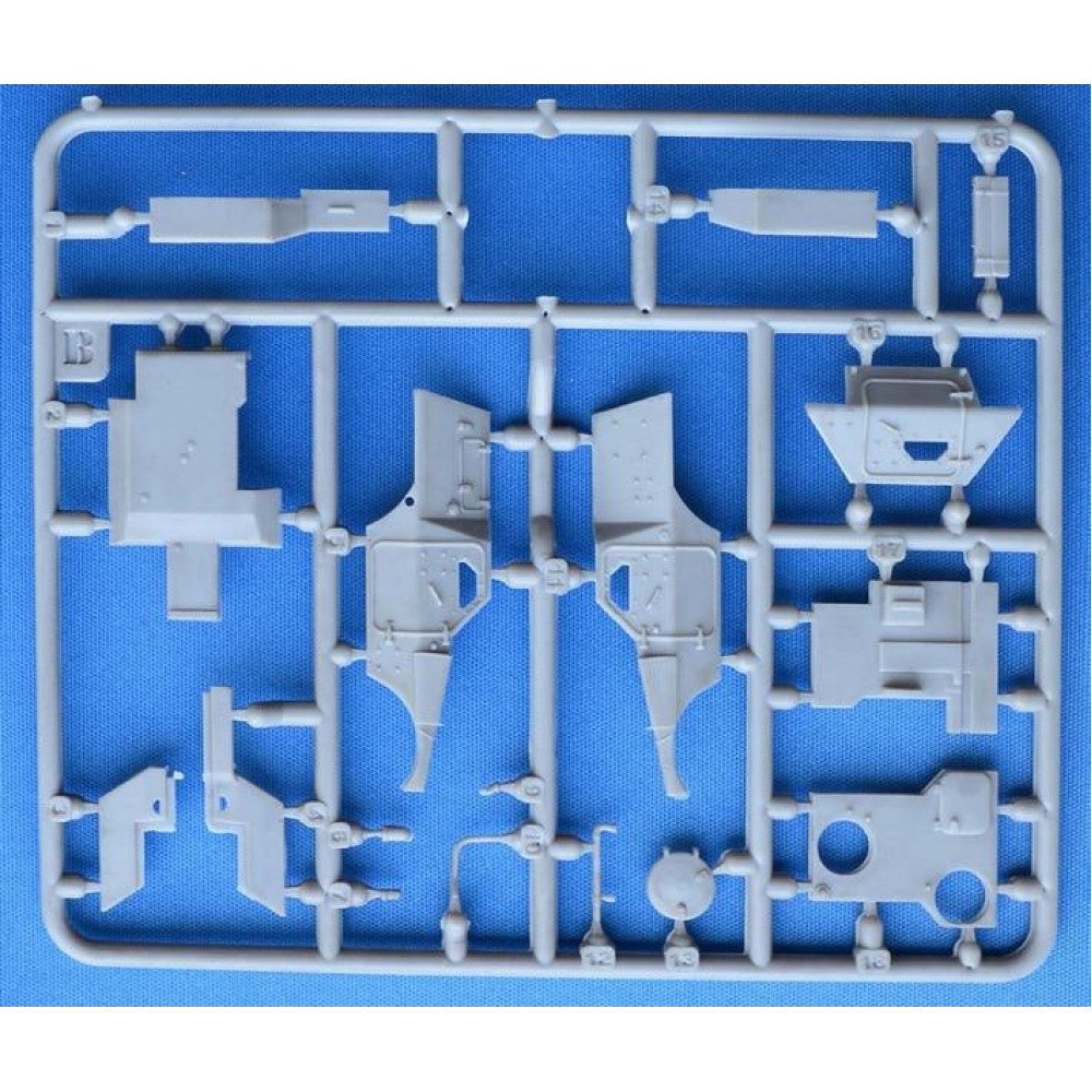 ACE 72420 - 1/72 VBL (Light Armored Car) short wheelbase. 7.62 MG model ...