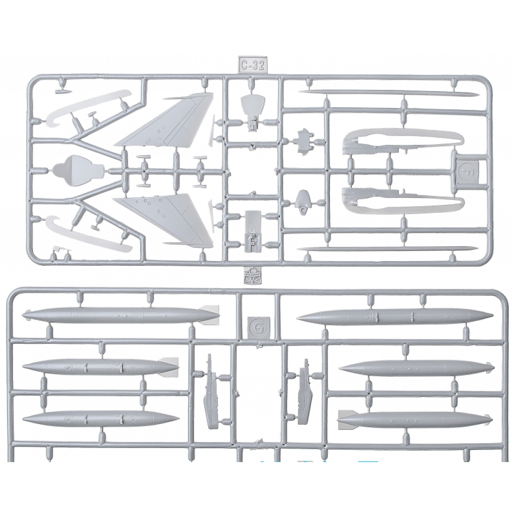 SUKHOI SU-17 FIGHTER-BOMBER 1/72 MODELSVIT 72018 Model Kit Aircraft ...